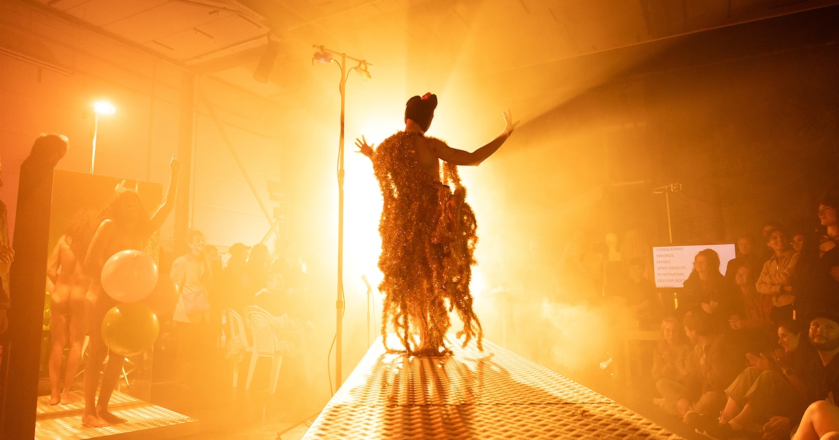 Rave-performance ‘Holobiont’ is een uitzinnige ode aan het nachtleven ...