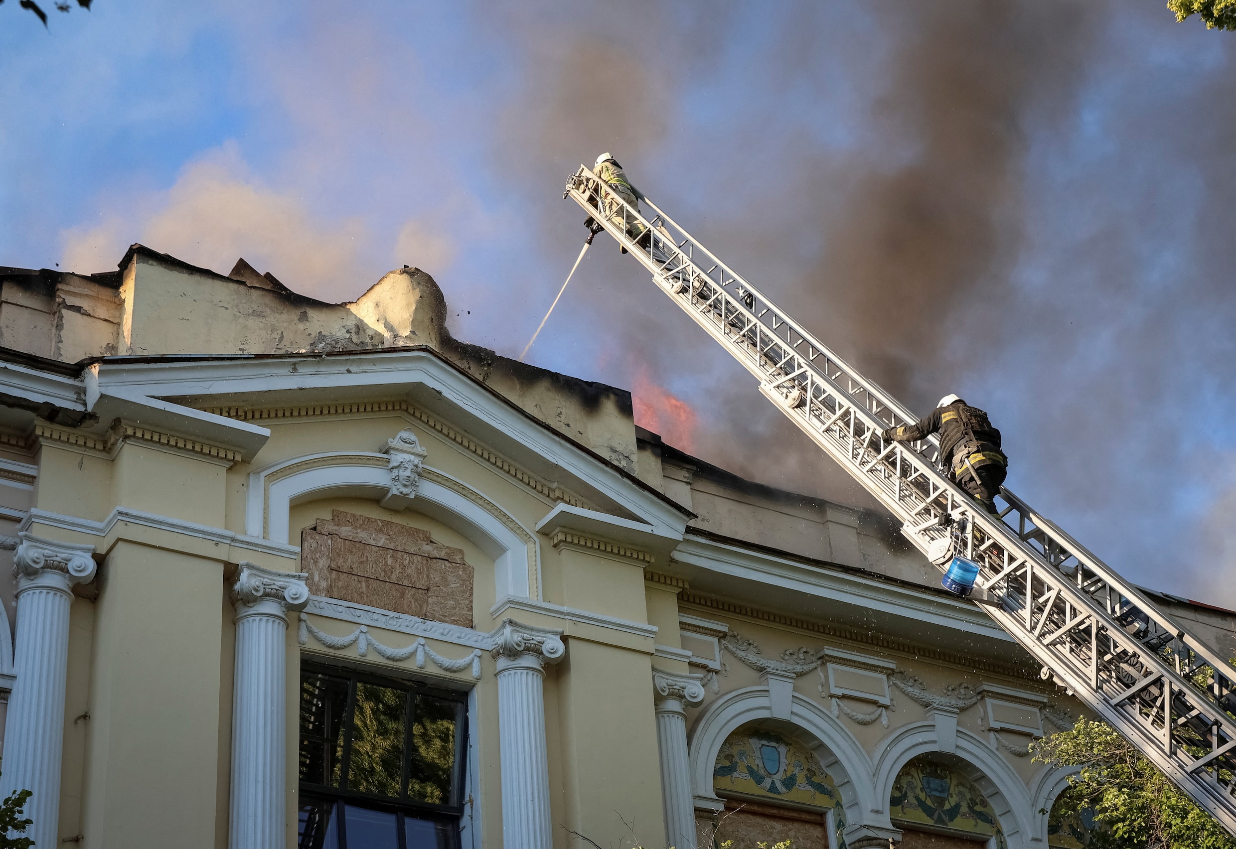 Grote brand in Kharkiv Kunstmuseum na Russische droneaanval | de Volkskrant