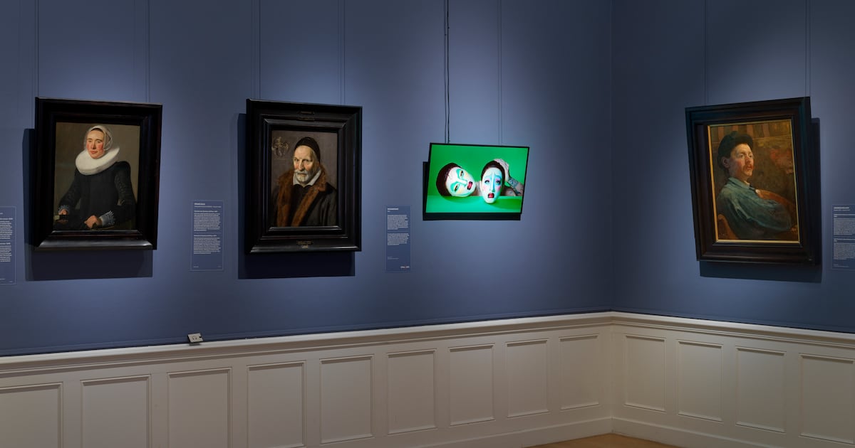 Een deel van de tentoonstelling ‘Sin Wai Kin: Still Life’ slaat de ...