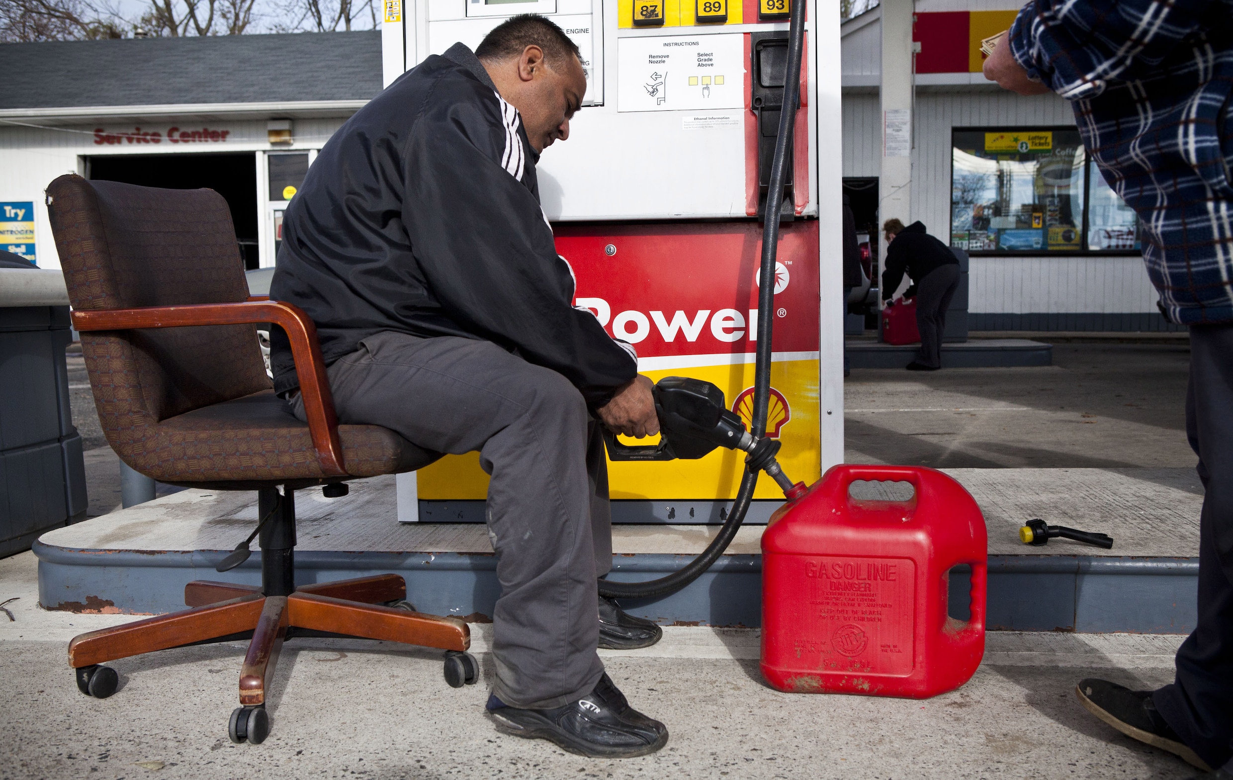 Waar vind je dat nog: pompbedienden die je auto volgooien? In ...