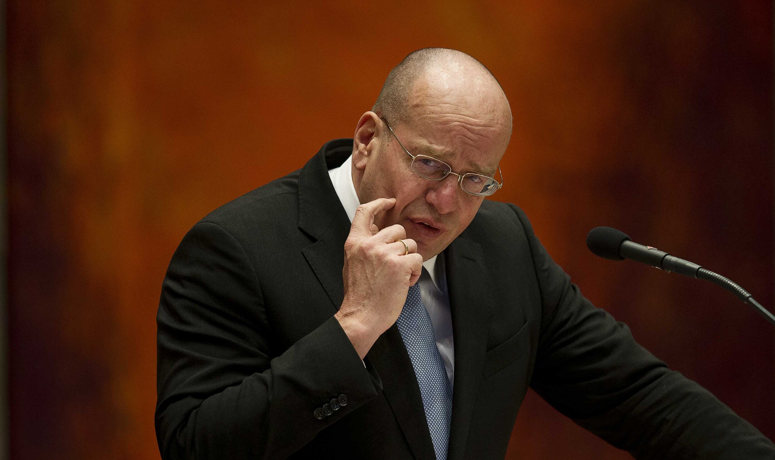 In Fred Teevens boek krijgt de commissie-Oosting er ongenadig van langs ...