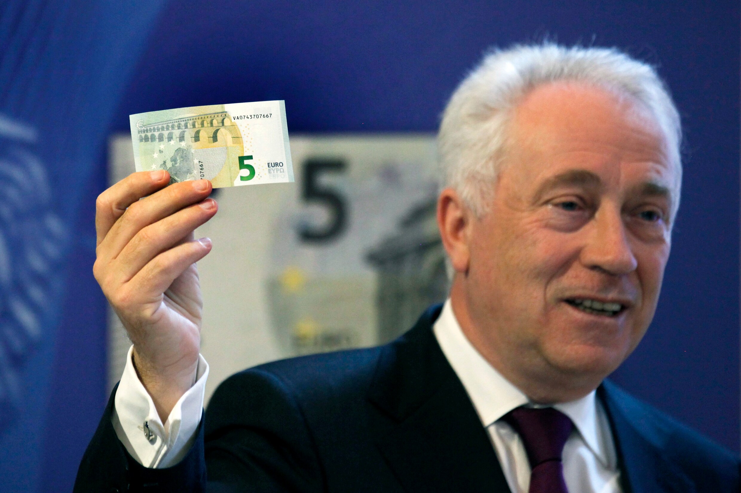 Zo ziet het nieuwe 5-eurobiljet (vanaf vandaag in omloop) er uit | de ...