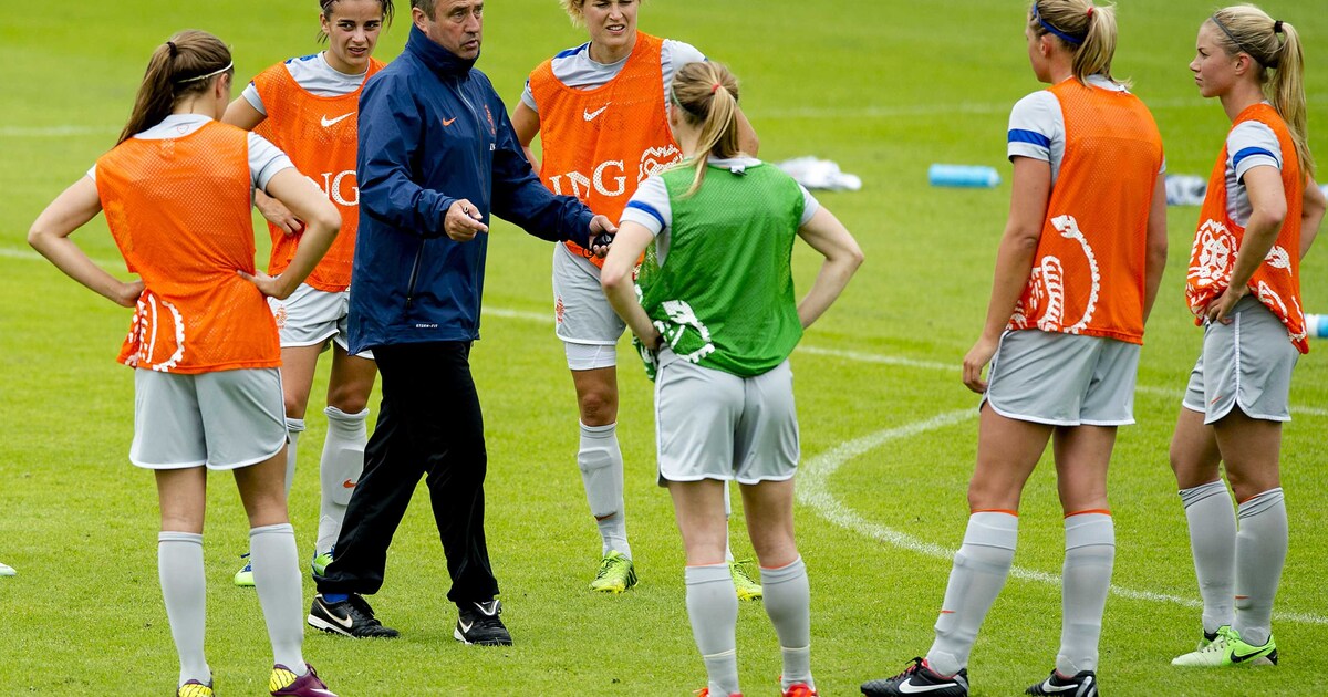 Voetbalvrouwen starten tegen Duitsland | de Volkskrant