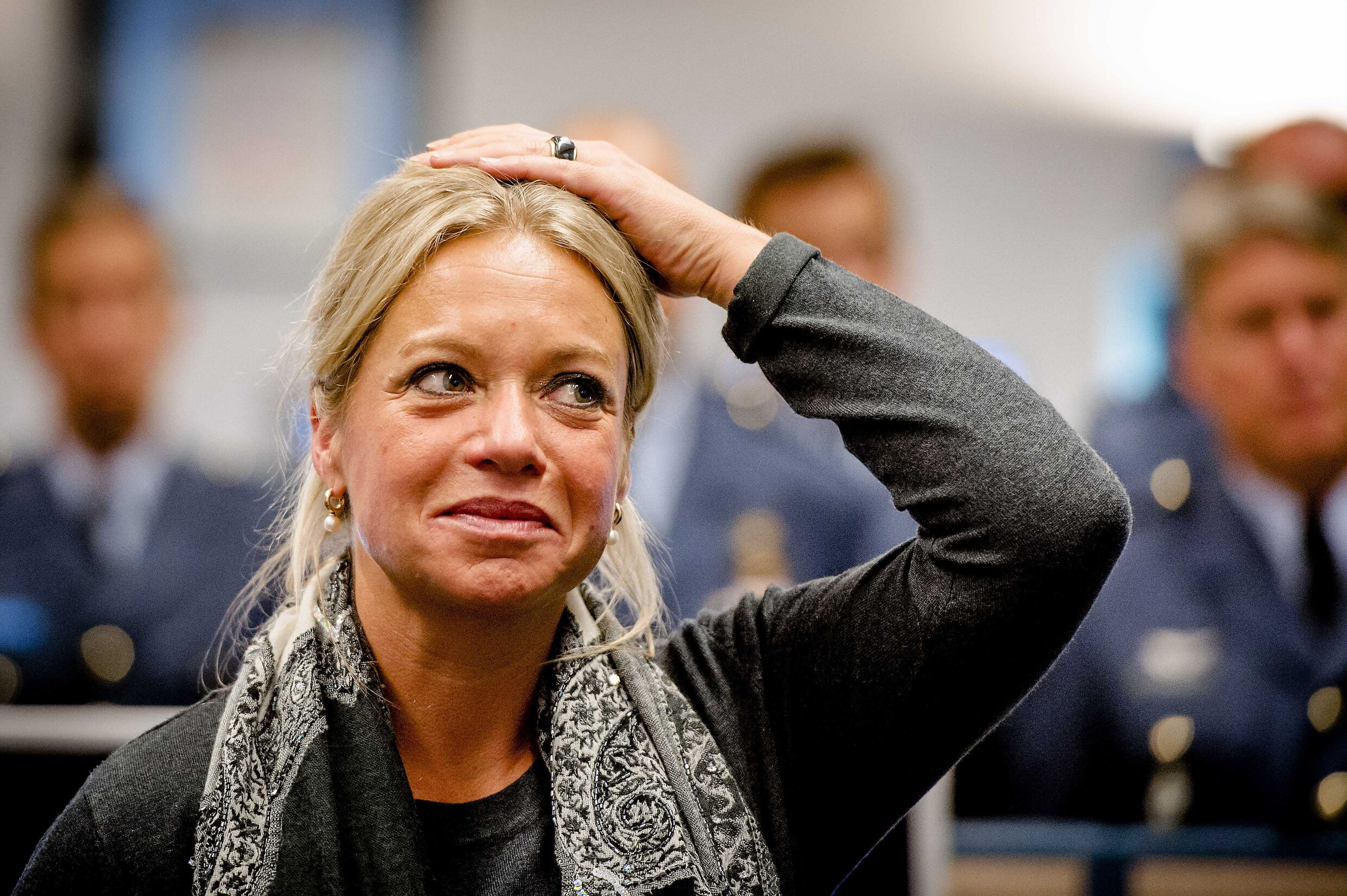 Kamer: Hennis moet weer 'in control' komen | de Volkskrant