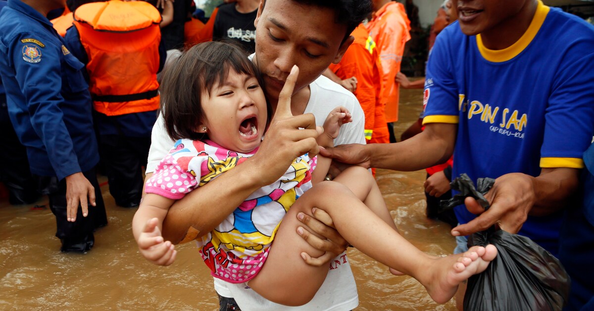 Inwoners Jakarta op de vlucht voor water | de Volkskrant