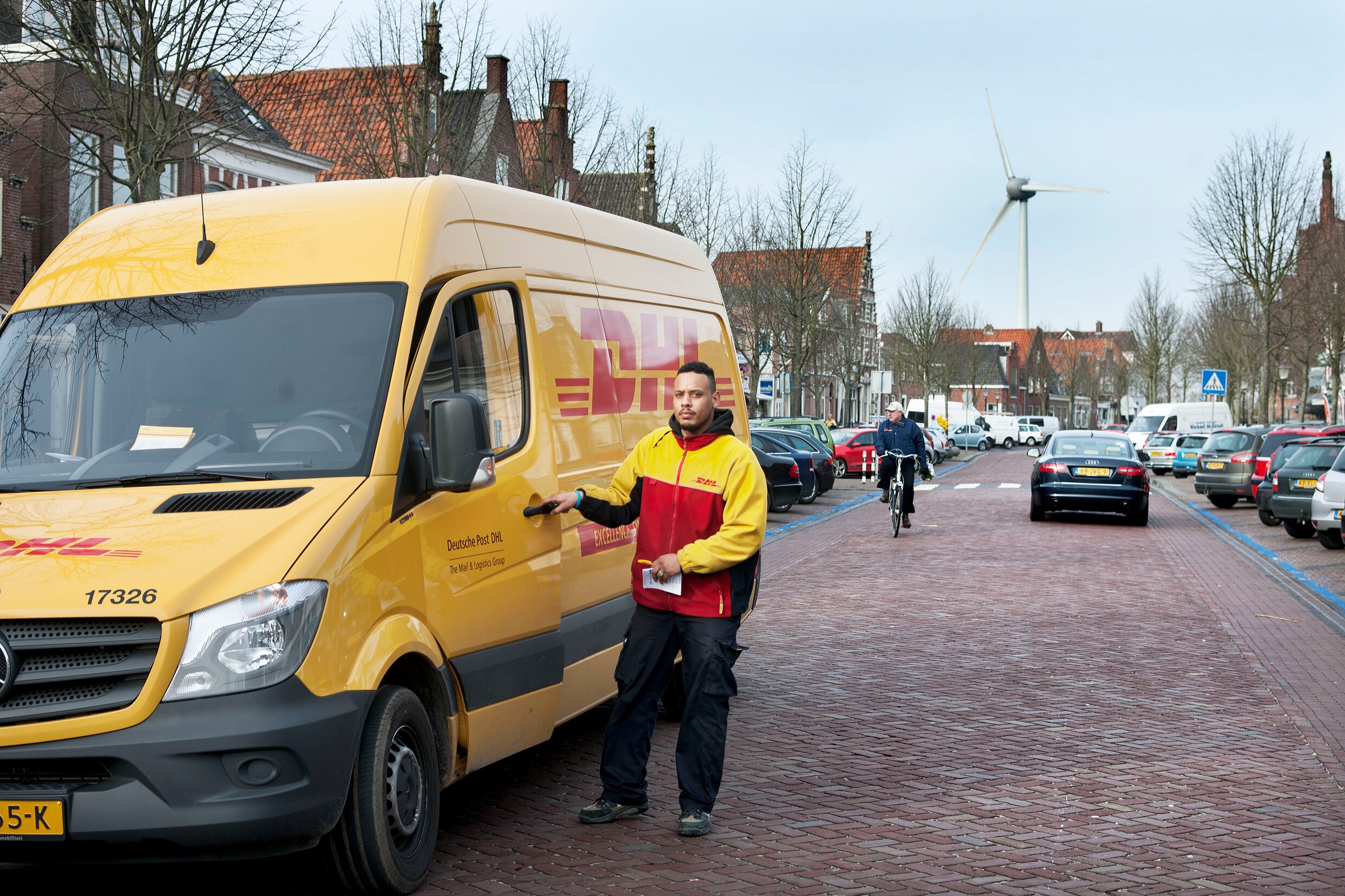 DHL-bezorgers krijgen meer loon en lichtere pakketten | de Volkskrant