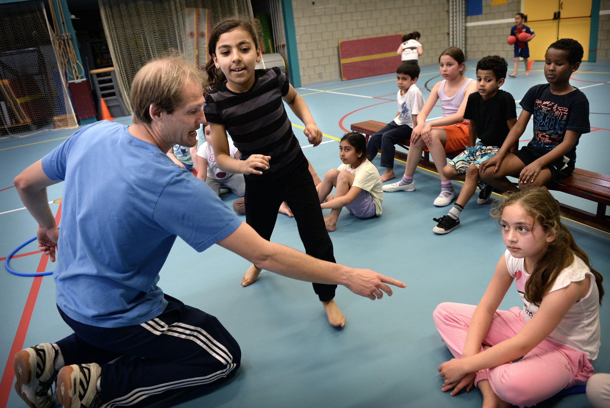 Kinderen bewegen steeds minder goed tijdens gymles: bal vangen lukt ...