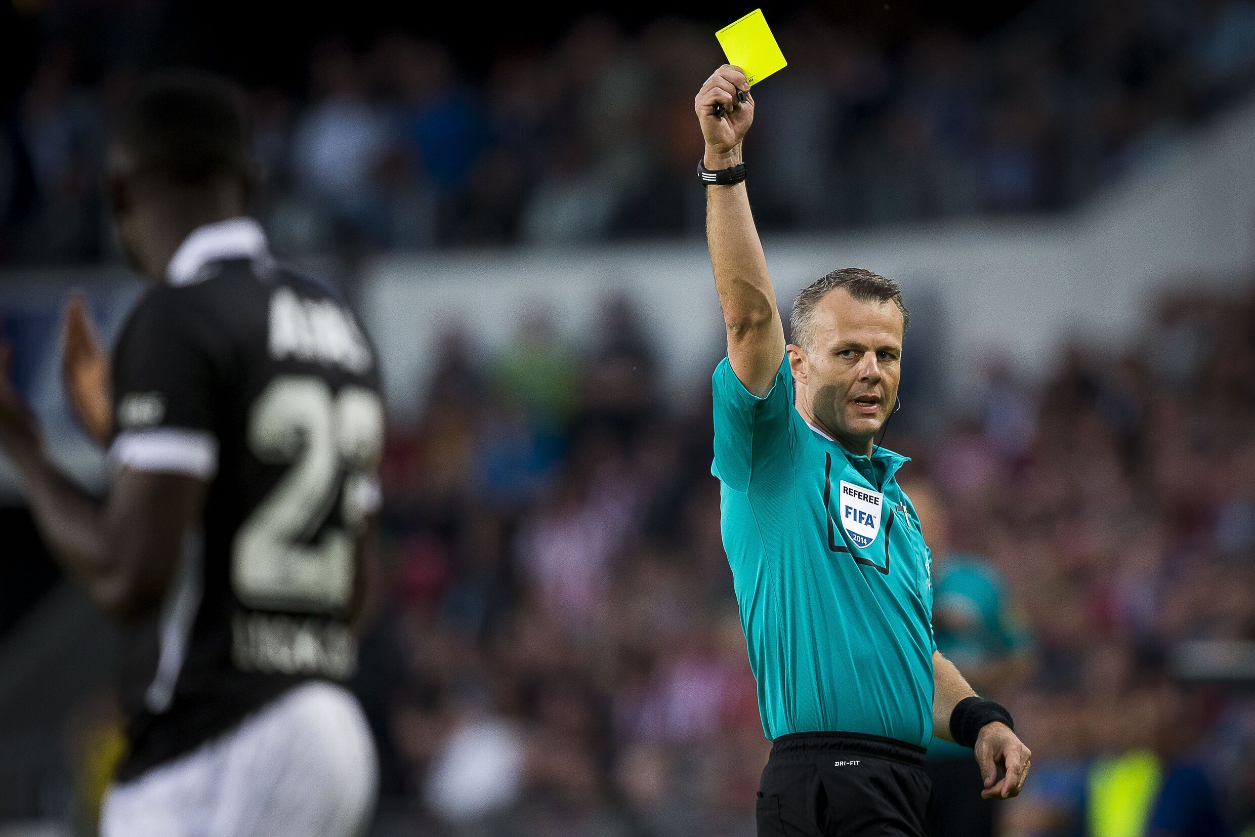 Aantal gele kaarten in Eredivisie gedaald | de Volkskrant