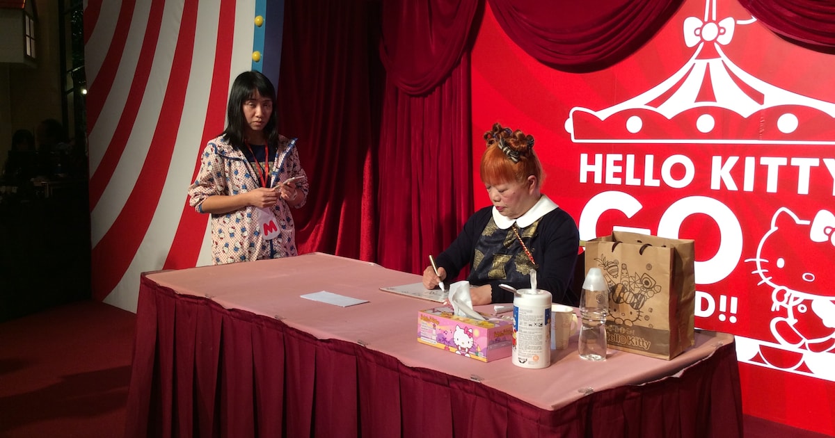 ‘Stiefmoeder’ van Hello Kitty geeft na veertig jaar het stokje door van ...