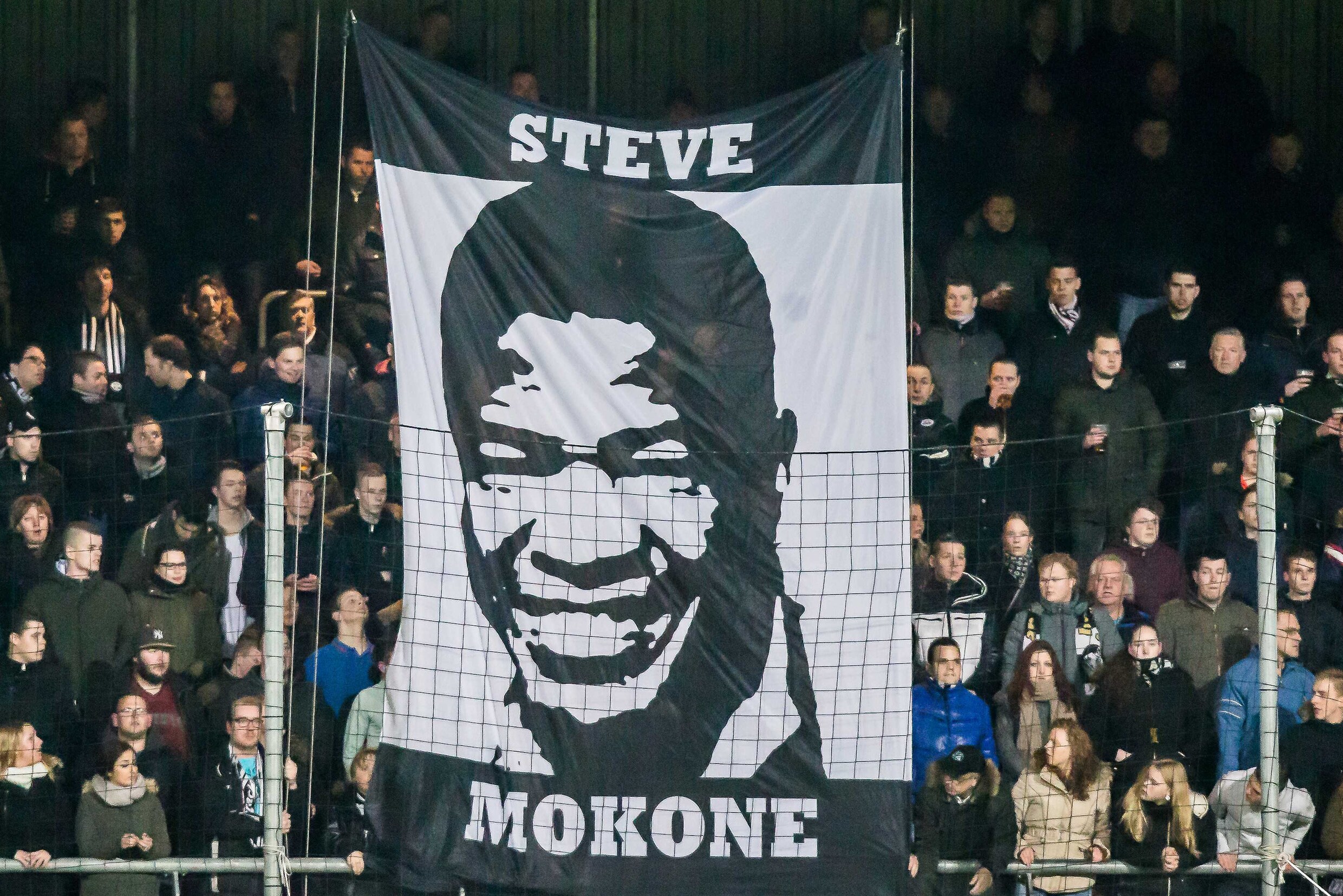 Dochter zet Steve Mokone neer als gewelddadig man | de Volkskrant