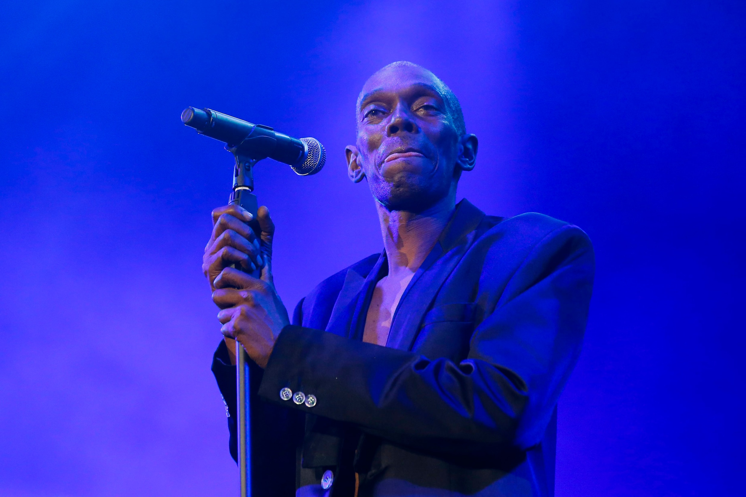 Zanger Maxi Jazz (65) van danceact Faithless overleden in slaap | de ...