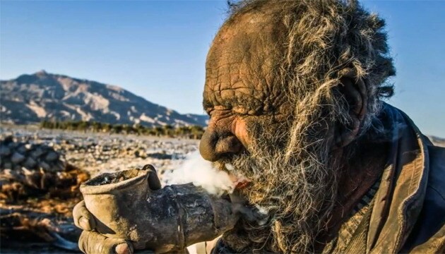 Deze man heeft zich al zestig jaar niet gewassen | de Volkskrant