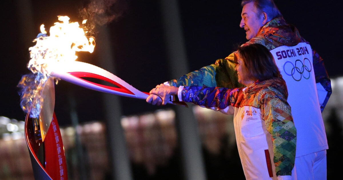 Tretjak en Rodnina ontsteken olympische vlam | de Volkskrant