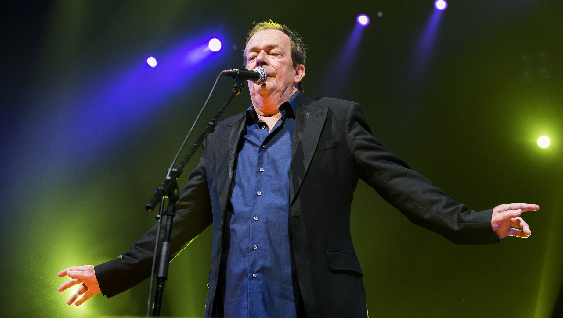 Thé Lau als schrijver naar De Wereld Draait Buiten | de Volkskrant