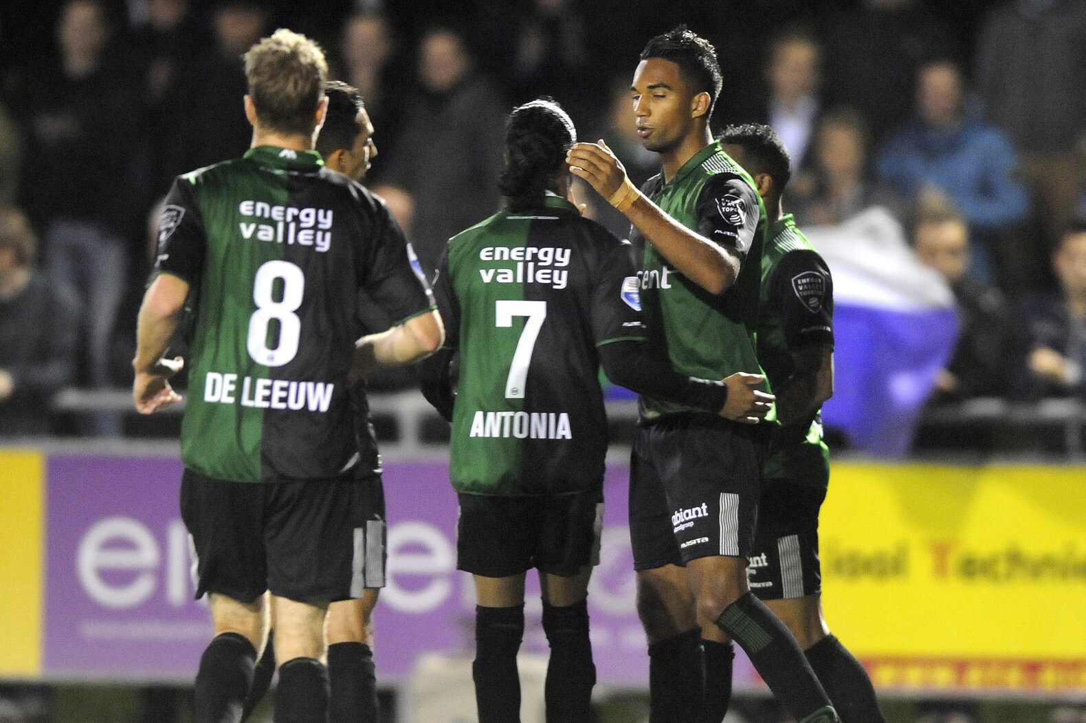 Eerste zege voor AZ onder Van den Brom | de Volkskrant