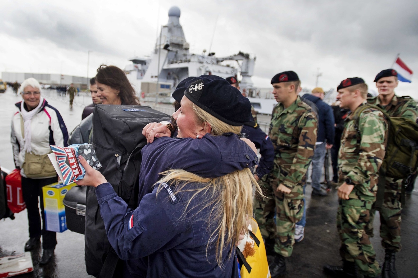 Marineschip Karel Doorman geladen met spullen ebolalanden | de Volkskrant