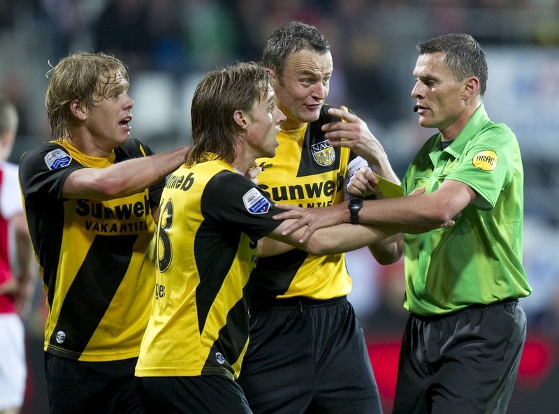 Geweld tegen scheidsrechter wordt zwaarder bestraft | de Volkskrant