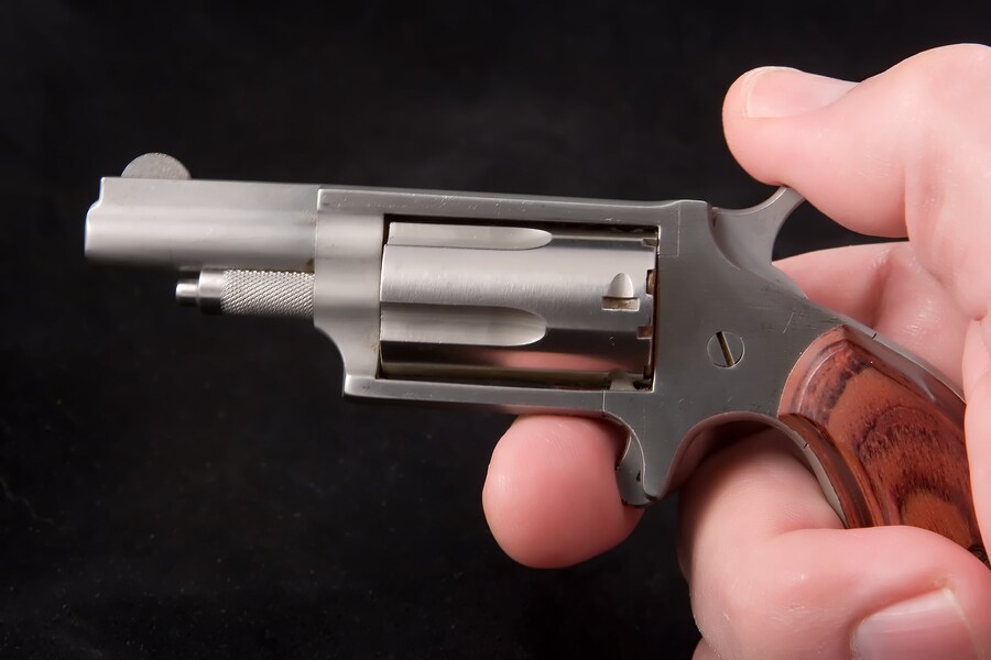 Aansteker blijkt revolver: vrouw schiet dochter neer | de Volkskrant