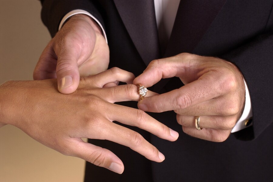 Vrouwen komen aan na huwelijk, mannen na scheiding | de Volkskrant