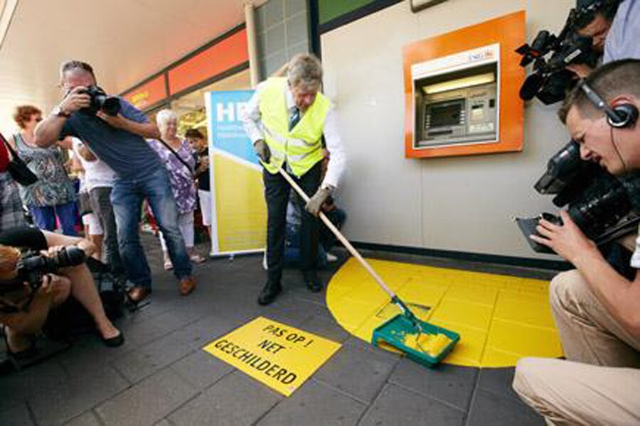 Proef met felgele halve cirkels voor de geldautomaat | de Volkskrant