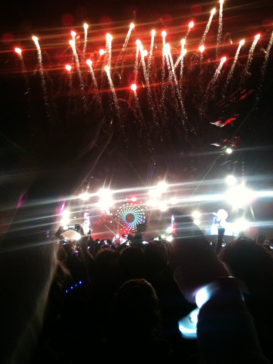 Mysterieuze armbandjes maken concert Coldplay visueel spektakel | de ...