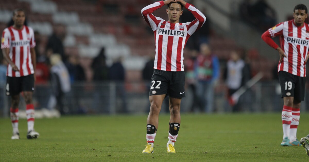 Advocaat wijzigt basis PSV flink, Depay aan aftrap | de Volkskrant