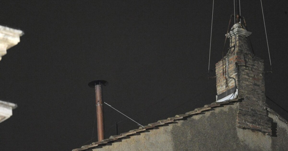 Zwarte rook: nog geen nieuwe paus | de Volkskrant