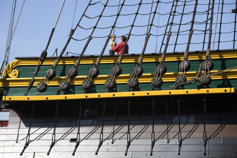 9700 euro voor flessen wijn uit VOC-schip | de Volkskrant