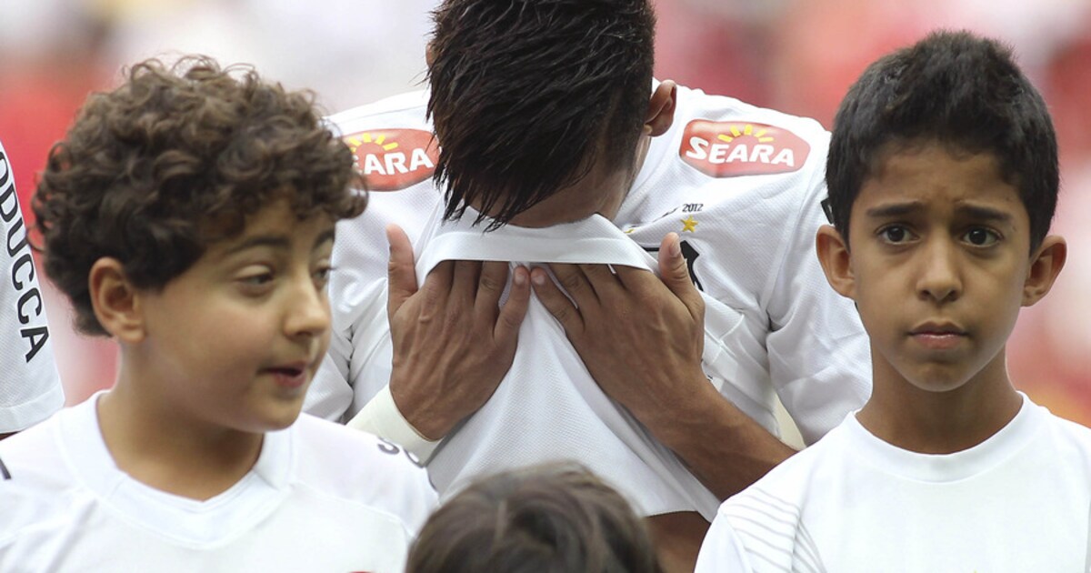 Neymar in tranen bij laatste wedstrijd voor Santos | de Volkskrant