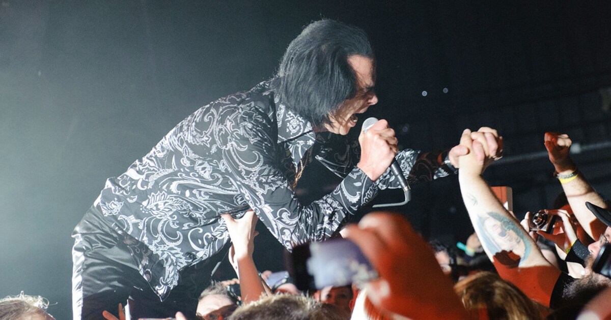 Nick Cave valt van podium tijdens optreden | de Volkskrant