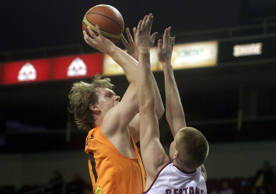 Basketballers starten met zege op Estland | de Volkskrant