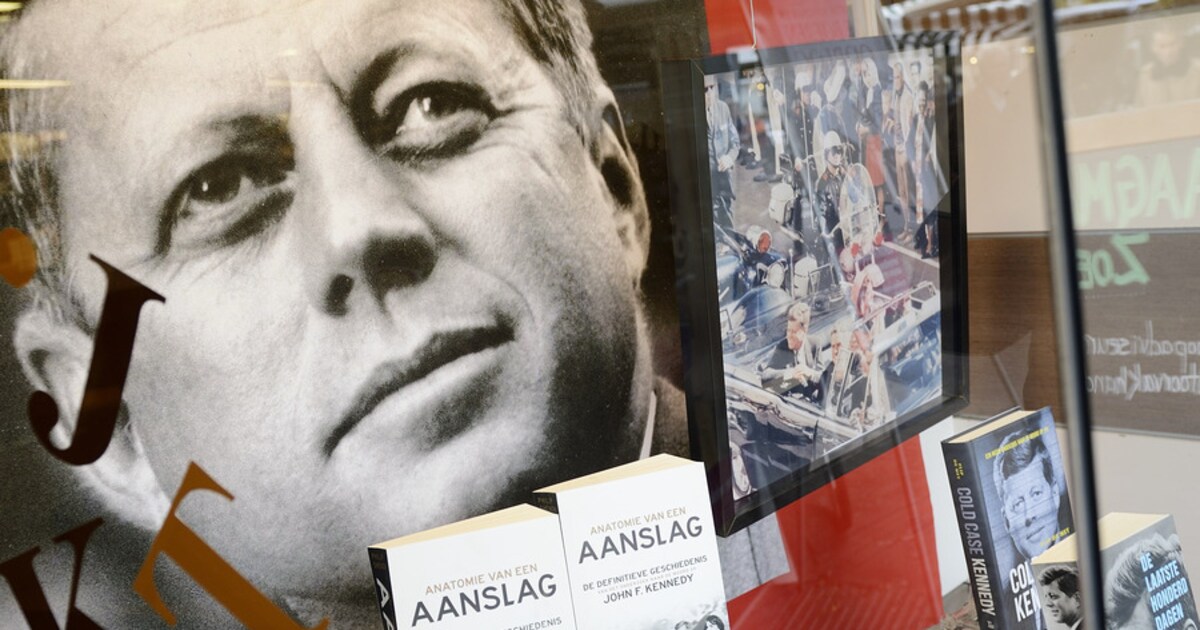 Obama's en Clintons leggen krans bij graf JFK | de Volkskrant