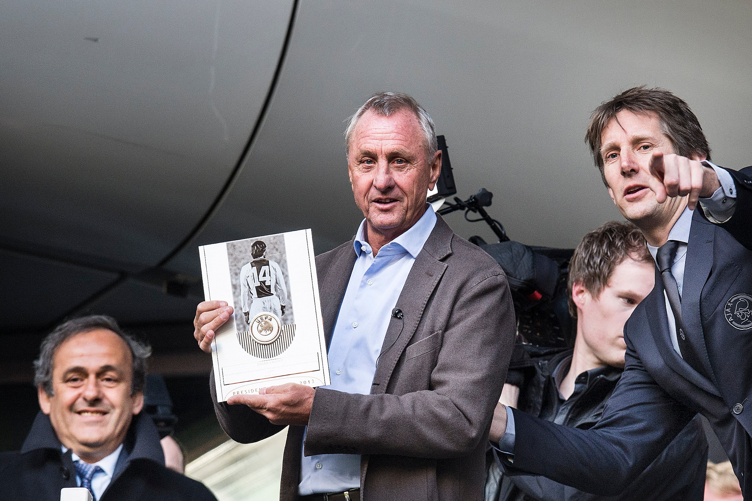 Na het gebak was voor Ajax-directeur Van der Sar de tijd van de tomaten ...