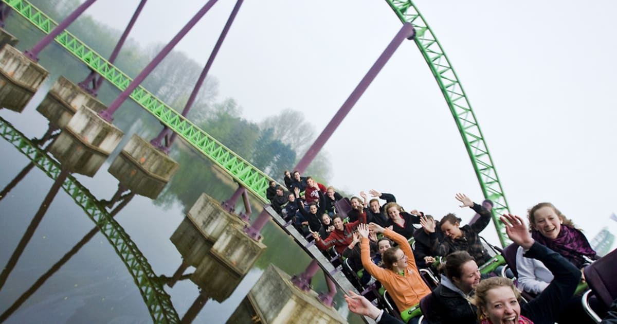 Bezoekers Walibi Holland vast in achtbaan | de Volkskrant