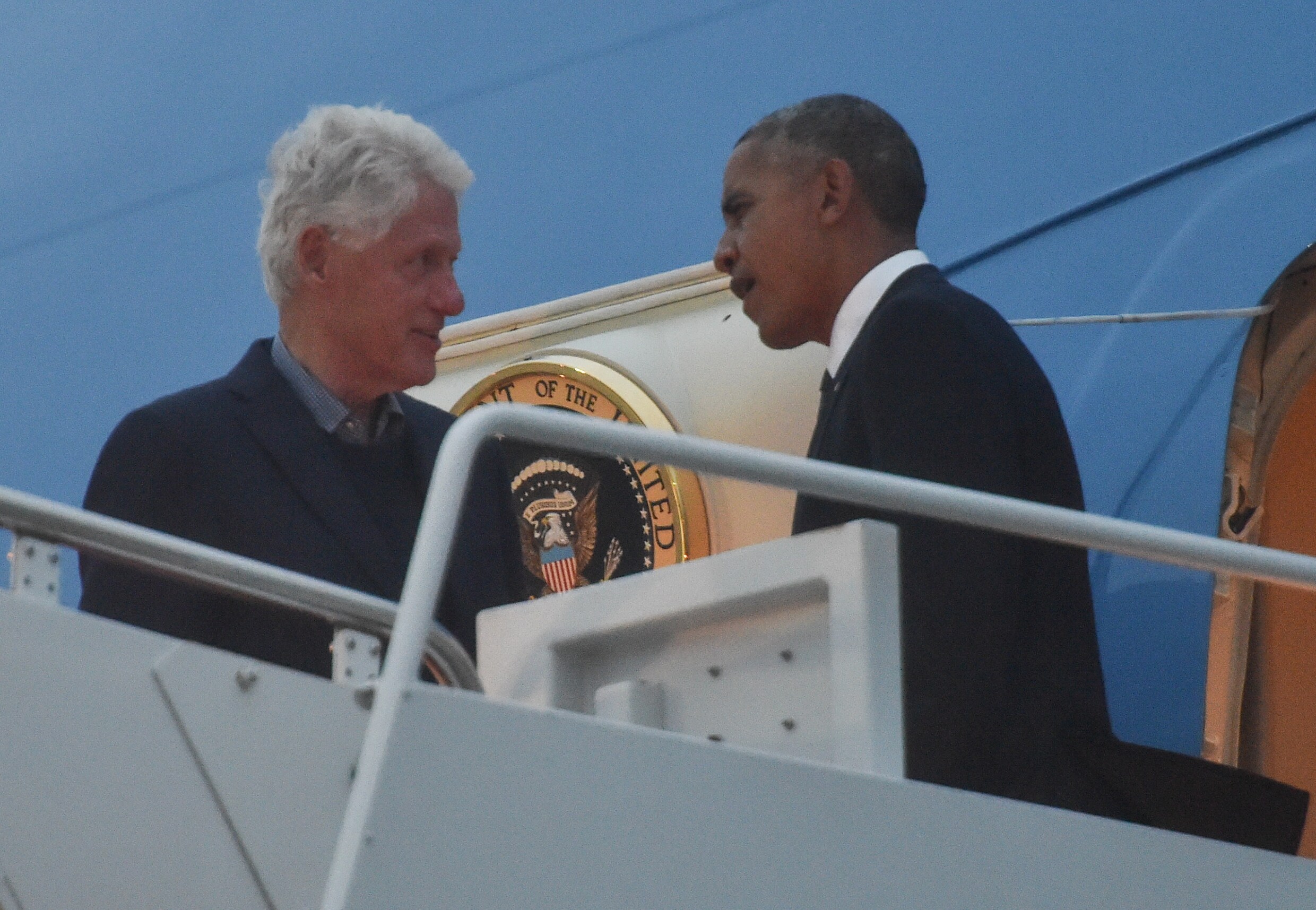 Barack Obama jaagt Bill Clinton Air Force One in | de Volkskrant